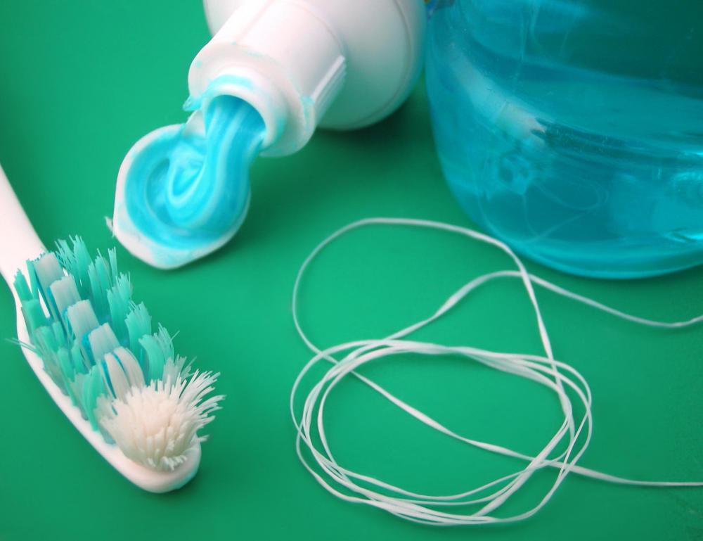 What are the Pros and Cons of Waxed Floss? (with pictures)