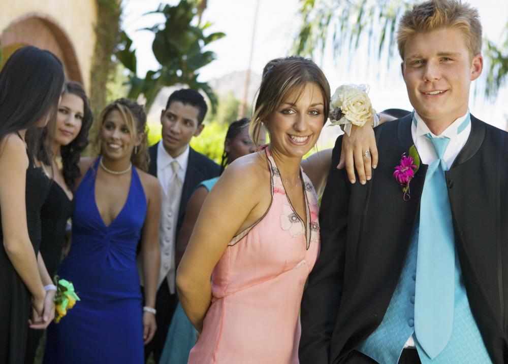 What is Semi-Formal Attire? (with pictures)