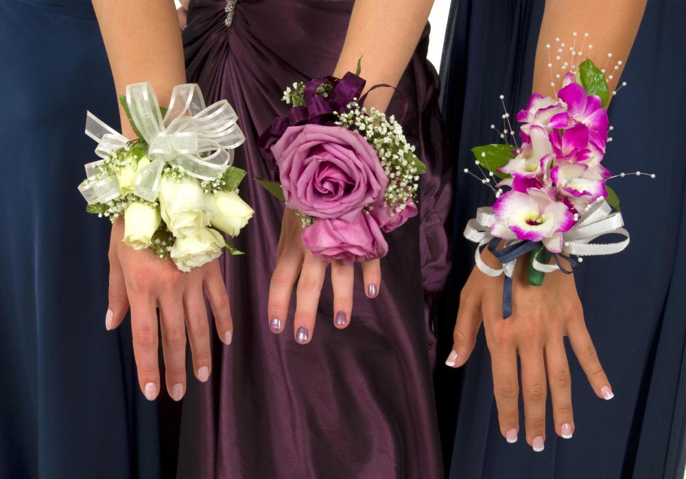 What is a Corsage? (with pictures)